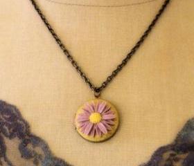 Lavender Daisy Vintage Locket Necklace on Luulla