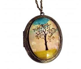 Vintage Style Art Locket With Beautiful Tree on Luulla
