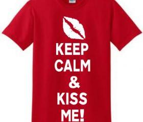 Keep Calm And Kiss Me! Tee-shirt on Luulla